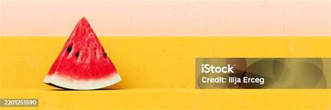 생생한 노란색 분홍색 콘크리트 계단에 있는 신선하게 익은 수박 조각 복사 공간과 여름 개념 배경 0명에 대한 스톡 사진 및 기타 이미지 Istock