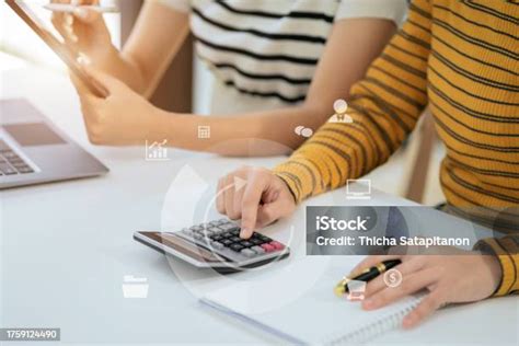 계산기를 사용하여 문서 그래프 데이터 사무실 책상에서 통계 비즈니스 이익 성장률 수치를 계산하는 비즈니스 팀 2명에 대한 스톡 사진 및 기타 이미지 Istock