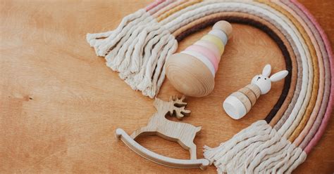 유아를 위한 친환경 플라스틱 무료 장난감 나무 테이블에 아이를 위한 세련 된 나무 장난감입니다 반지 나무 토끼 마크라메 무지개가 있는 현대적인 다채로운 나무 피라미드