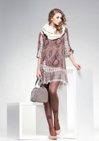 زن زیبا با پاهای بلند و جوراب های یکپارچهسازی با سیستمعامل یکپارچهسازی