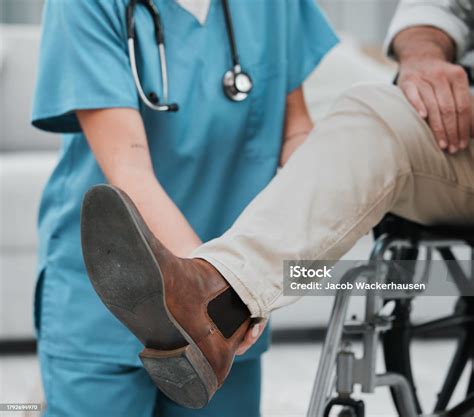 여성 물리 치료사 노인 남성 및 다리 재활 회복 또는 요양원 간호를 위한 휠체어 물리 치료 전문가 부상 장애 또는 근육 긴장을 돕는 손 및 노인 환자 25 29세에 대한
