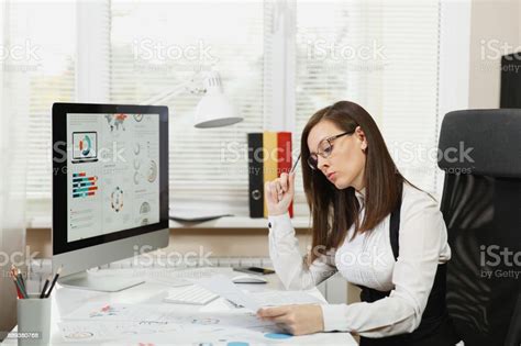 옆으로 보이는 양복과 빛 사무실에서 문서는 컴퓨터에서 작업 하는 안경 아름 다운 비즈니스 우먼 경영자에 대한 스톡 사진 및 기타 이미지 Istock