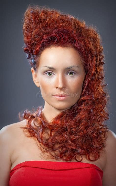 Девушка с красными волосами в красном крупном плане платья Стоковое Изображение изображение