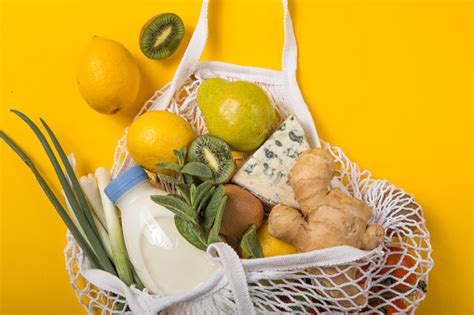 제로 폐기물 개념 패키지 프리 음식 쇼핑 유기농 과일과 채소를 곁들인 친환경 천연 가방 지속 가능한 라이프 스타일 개념 플라스틱 무료 항목입니다 재사용 감소 거부 맨 위