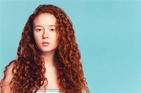 스튜디오에서 파란색 배경에 주근깨와 긴 빨간 머리를 가진 어린 소녀 텍스트의 공간 복사 갈색 눈에 대한 스톡 사진 및 기타 이미지 갈색 눈 개념 곱슬 머리 Istock