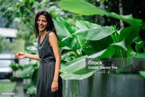 하루 동안 공원에서 식물 가운데 서 젊은 매력적인 인도 여자의 초상화 가냘픈에 대한 스톡 사진 및 기타 이미지 가냘픈 공원 귀여운 Istock