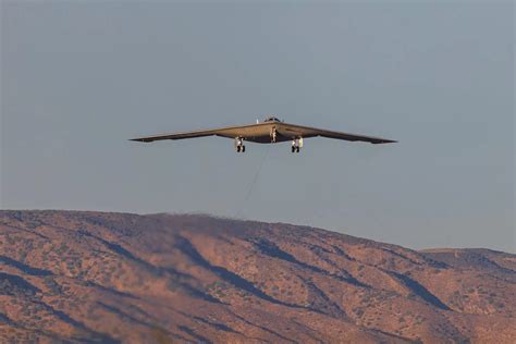 پیشرفته‌ترین بمب‌افکن پنهان‌کار دنیا، B 21 Raider، برای اولین‌بار پرواز