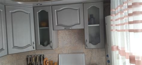 Кухонний гарнітур сірого кольору що складається з 5 навісних шухляд та 4 приставних з