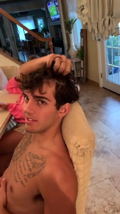 Young Guy Armpit Hair 日本語で