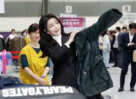 김건희 여사 2023 적십자 바자 행사 참석커피·자켓도 구매 아시아경제