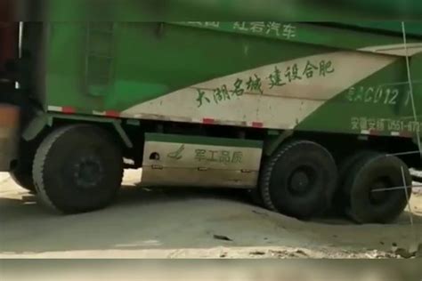 新来的货车师傅把车困这了，老司机说了一句话，立马就开上来了