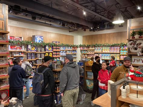 D23 Gold Members Shop ‘til They Drop At Mickeys Of Glendale D23