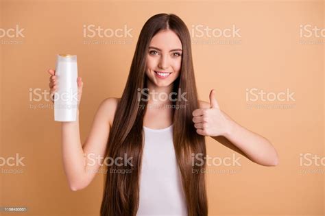 초상화 의 좋은 매력적인 예쁜 사랑스러운 아가씨 그녀 보유 손 스파 살롱 의료 뷰티 트리트먼트 추천 광고 조언 착용 흰색 싱글 고립 베이지 색 배경 건강관리와 의술에 대한