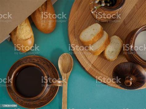 수제 토기 탑 뷰에서 아침 식사 차 한 잔 용기에 우유 종이 가방에 바게트 나무 쟁반 에 꽃병에 나무 쟁반 꽃새 나무 버드 나무 녹색 배경에 나무 숟가락 플랫 레이 0명에