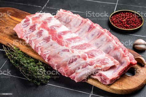 신선한 돼지 고기 갈비 백리향과 향신료가 들어간 나무 판에 생 예비 허리 갈비 검은 배경입니다 상위 뷰 0명에 대한 스톡 사진 및 기타 이미지 Istock