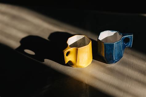 커피를 위한 두 개의 세라믹 컵 1 개의 파란 색깔 1 개의 노란 색깔 0명에 대한 스톡 사진 및 기타 이미지 0명 도자기 사진 이미지 Istock