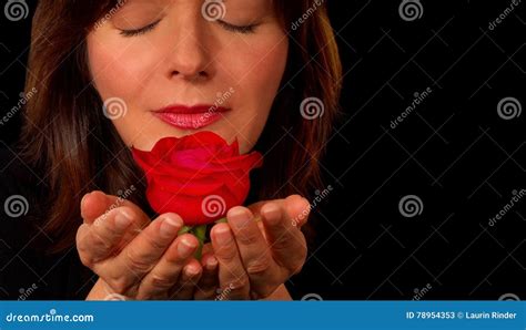 Donna Con La Rosa Rossa Immagine Stock Immagine Di Sposa 78954353