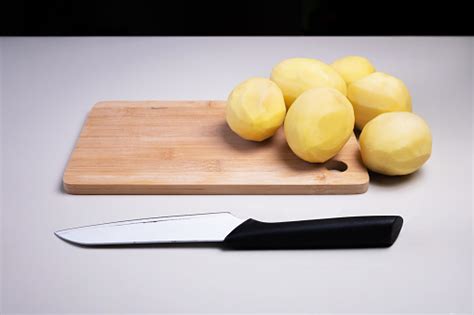 부엌 칼 옆에 있는 나무 도마에 감자껍질을 벗깁니다 가정 요리 야채 건강한 음식 0명에 대한 스톡 사진 및 기타 이미지 0명