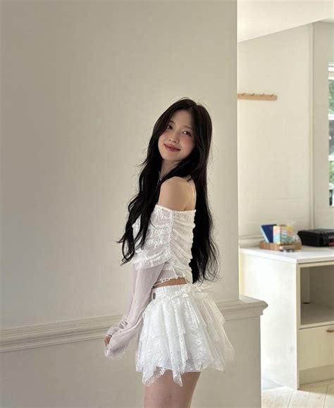 오마이걸 아린 화이트 시스루 오프솔더 어깨 노출 방송 연예 모바일 C