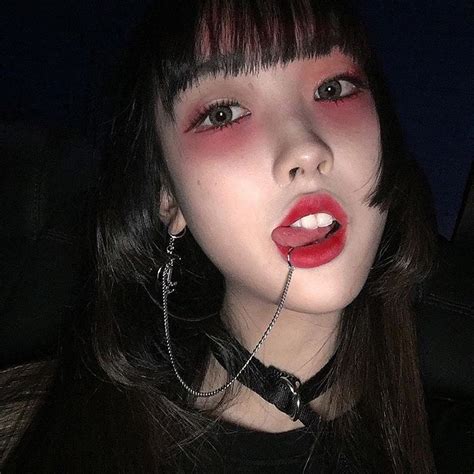 7월 홍대 플리마켓에서 먼저 판매 될 제품 귀걸이와 입술 피어싱이 체인으루 연결되어이씁니다여 팬던트는 변경할 예정 저는 둘 다 귀찌 페이크피어싱 입술 피어싱