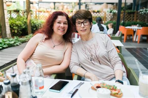 Una Madre Matura Felice E Sua Figlia Adulta Si Divertono A Conversare Mentre Trascorrono La