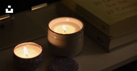 테이블 위에 놓인 두 개의 촛불 사진 Unsplash의 무료 초 이미지