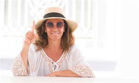 중간 테이블에 앉아 갈색 머리 여자는 아이디어와 놀라게 하는 나이 또는 행복 한 얼굴 넘버 원 가리키는 손가락 질문 가리키기에 대한 스톡 사진 및 기타 이미지 Istock