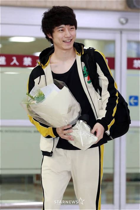 포토]사카쿠치 켄타로 꽃다발들고 활짝