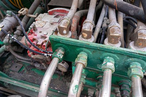 陈旧生锈的老式液压系统液压管路、泵、系统等陈旧机械。