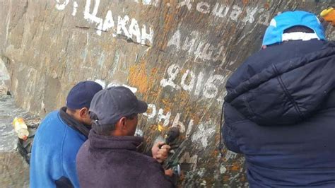 Түүхийн дурсгалт хад чулуун дээр нэрээ бичсэн зургаан иргэнд хариуцлага тооцжээ