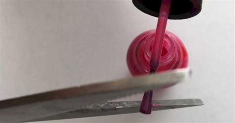 მან მაკრატელი მოიმარჯვა და ფუნჯის გაკრეჭვას შეუდგა 1 წუთის შემდეგ მის ფრჩხილებს თვალი ვერ მოვაშორე