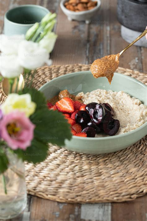 딸기와 블루베리를 곁들인 오트밀 한 그릇 사진 Unsplash의 음식 이미지