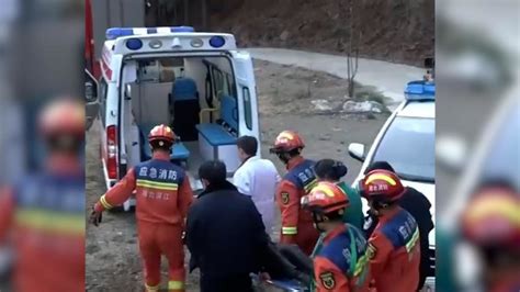 男子跌落18米山坡，路过游客发现报警凤凰网视频凤凰网