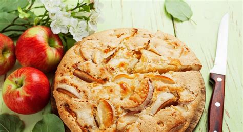 Воздушная шарлотка с жареными яблоками в домашних условиях