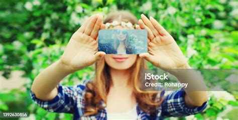 여름 공원에서 스마트 폰으로 셀카 사진을 찍는 손을 뻗고있는 여성의 클로즈업 공원에 대한 스톡 사진 및 기타 이미지 공원 손 여자 Istock