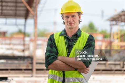 프리캐스트 콘크리트 공장 현장의 디지털 태블릿 검사 프로젝트 건설 현장의 감독 작업자와 교차하는 엔지니어 남자 팔 40 44세에