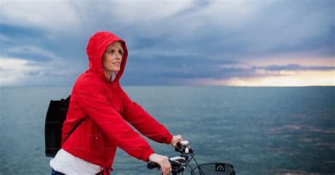 자전거를 타고 해변에 야외에서 휴식을 취하고 있는 여자의 측면 모습 공간을 복사합니다 사진 Unsplash의 슬로바키아 이미지