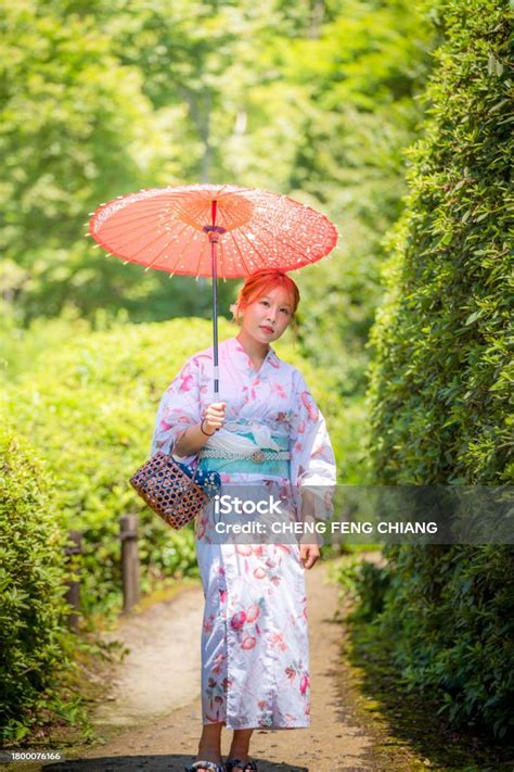 일본 유카타 여름 기모노를 입고 있는 젊은 여성의 초상화 일본 교토 20 24세에 대한 스톡 사진 및 기타 이미지 20 24