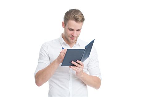 쓰기 마스터 대학생은 흰색에 고립 된 작업을 작성않습니다 잘생긴 남자는 카피북에 씁니다 기자 나 작가는 기사에 대한 메모를합니다 쓰기 연습 쓰기 기술 저널리즘 스쿨 남자에