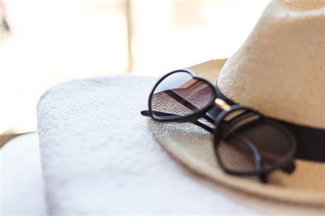 해변 여름 액세서리입니다 하트 모양선글라스 세련된 니트 밀짚 모자 흰색 수건 최소한의 여름 개념 플랫 레이 공간을 복사합니다 맨 위 보기 여름 휴가 배경 휴가 항목 개념에