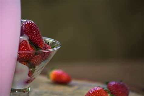 밀크쉐이크 한 잔과 응축된 우유를 곁들인 유리 그릇에 딸기 0명에 대한 스톡 사진 및 기타 이미지 0명 개체 그룹 건강한 생활방식 Istock