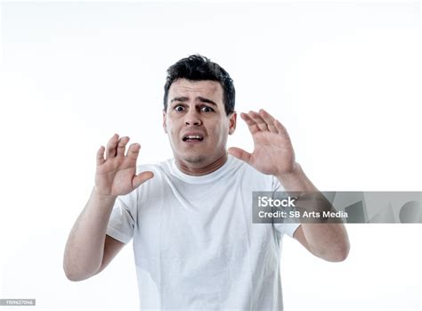 사람 인간의 감정 감정과 공포 얼굴 표정 개념에서 무서운 제스처를 만드는 무서운 얼굴 표정으로 충격에 젊은 남자의 초상화 흰색 배경에 격리 감정에 대한 스톡 사진 및 기타