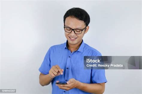 손에 전화로 젊은 아시아 남자의 미소와 행복한 얼굴 블루 셔츠와 광고 모델 개념 긍정적인 감정 표현에 대한 스톡 사진 및 기타 이미지 긍정적인 감정 표현 남자 메시지