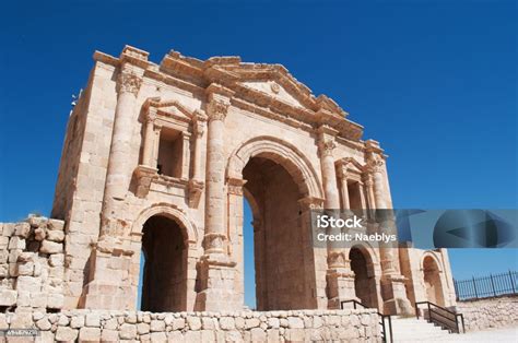 제 라 쉬는 아치의 Hadrian Jerash의 고고학 도시 로마 건축의 세계에서 가장 큰 사이트 중에서 129 광고에서 황제 하드리아누스의 방문을 위해 만들어진 개선문 0