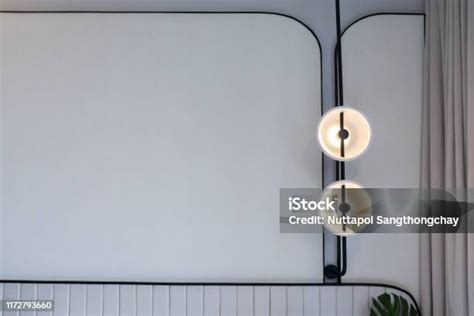 베이지 색 벽과 벽에 설치된 원형 벽 램프와 최소한의 침실 코너자연 채광 설정 장면 최소한의 인테리어 디자인 현대적인 스타일 아늑한 공간 0명에 대한 스톡 사진 및 기타