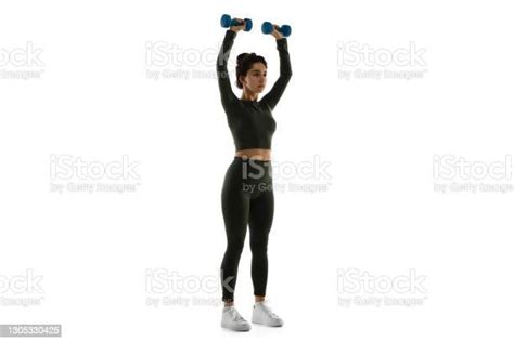 젊은 백인 여성 모델 행동 흰색 배경에 고립 된 운동 스포츠 운동 에너지 및 역동적이고 건강한 라이프 스타일의 개념 훈련 연습 20 24세에 대한 스톡 사진 및 기타 이미지