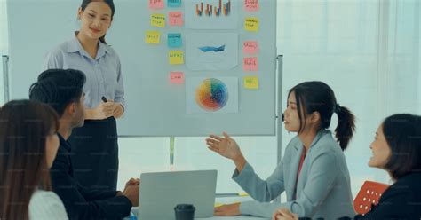 능숙하게 숙련 된 사업가 팀 리더의 비즈니스 프로젝트 프레젠테이션 기업 비즈니스 팀 협업 개념입니다 사진 Unsplash의 토론 이미지