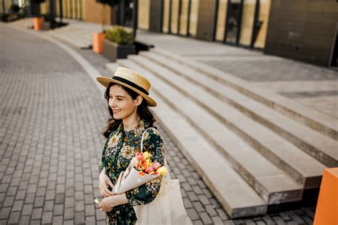 재사용 가능한 면 에코 생산 가방과 과일 야채를 쇼핑 하는 여성 제로 폐기물 라이프스타일 컨셉 거리에 대한 스톡 사진 및 기타