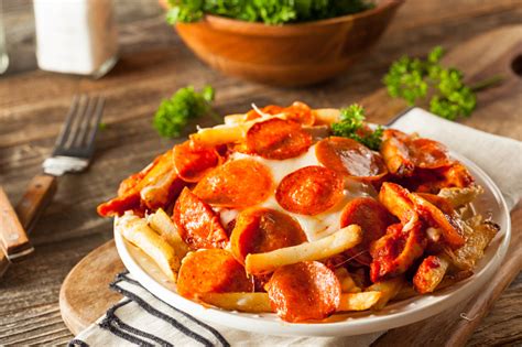 홈메이트 페페로니 및 치즈 피자를 프렌치 프라이와 함께 제공 피자에 대한 스톡 사진 및 기타 이미지 피자 0명 감자 요리