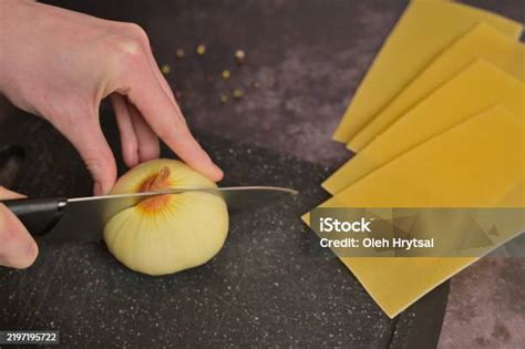 검은 부엌 도마에 양파를 자르는 여자의 손 라자냐 파스타 시트 검은색 배경입니다 수제 라자냐 요리 준비 강철에 대한 스톡 사진 및 기타 이미지 Istock
